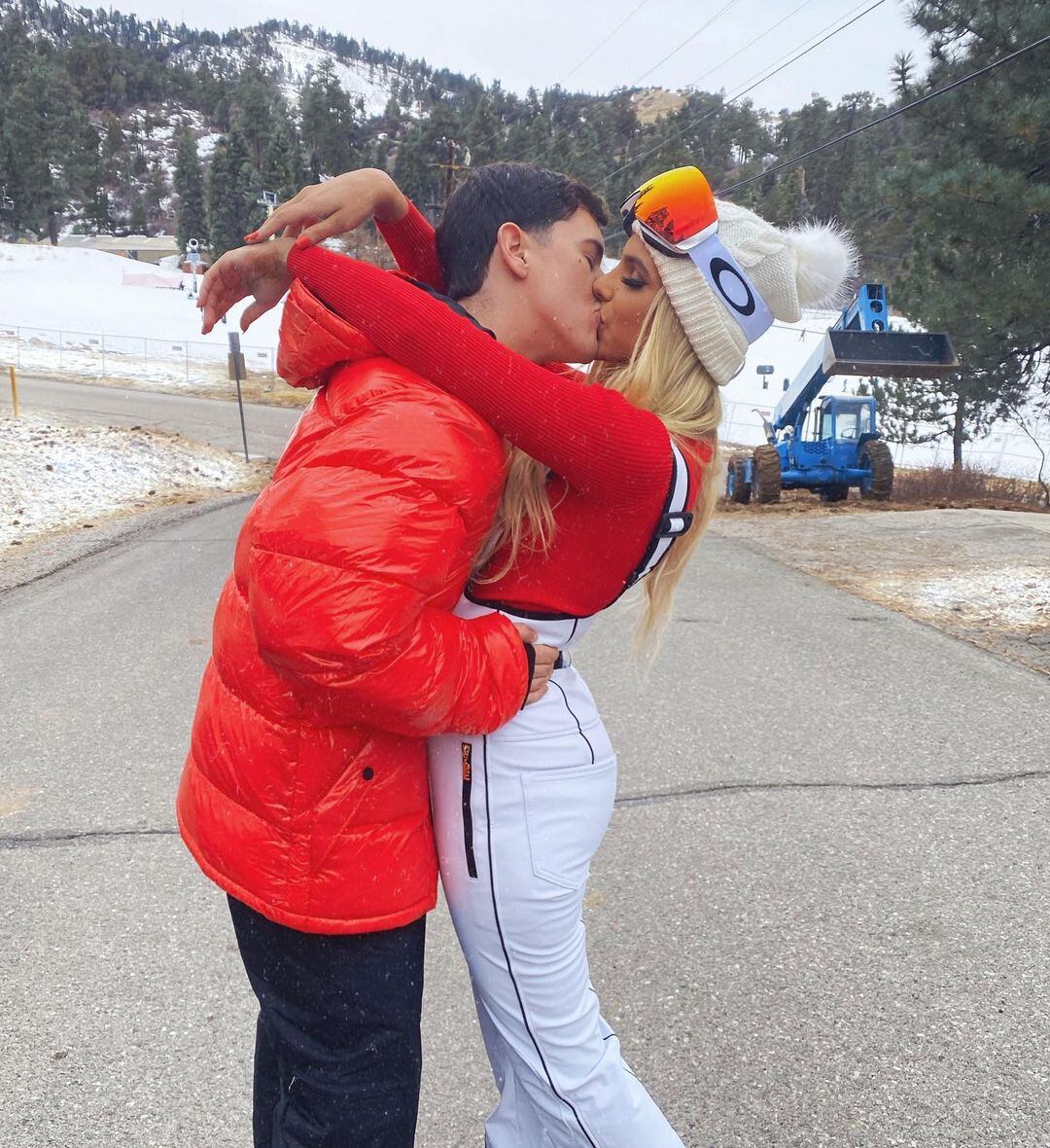 Dándose un beso, Lele Pons y Guaynaa presumen sus cuerpazos con poca ...