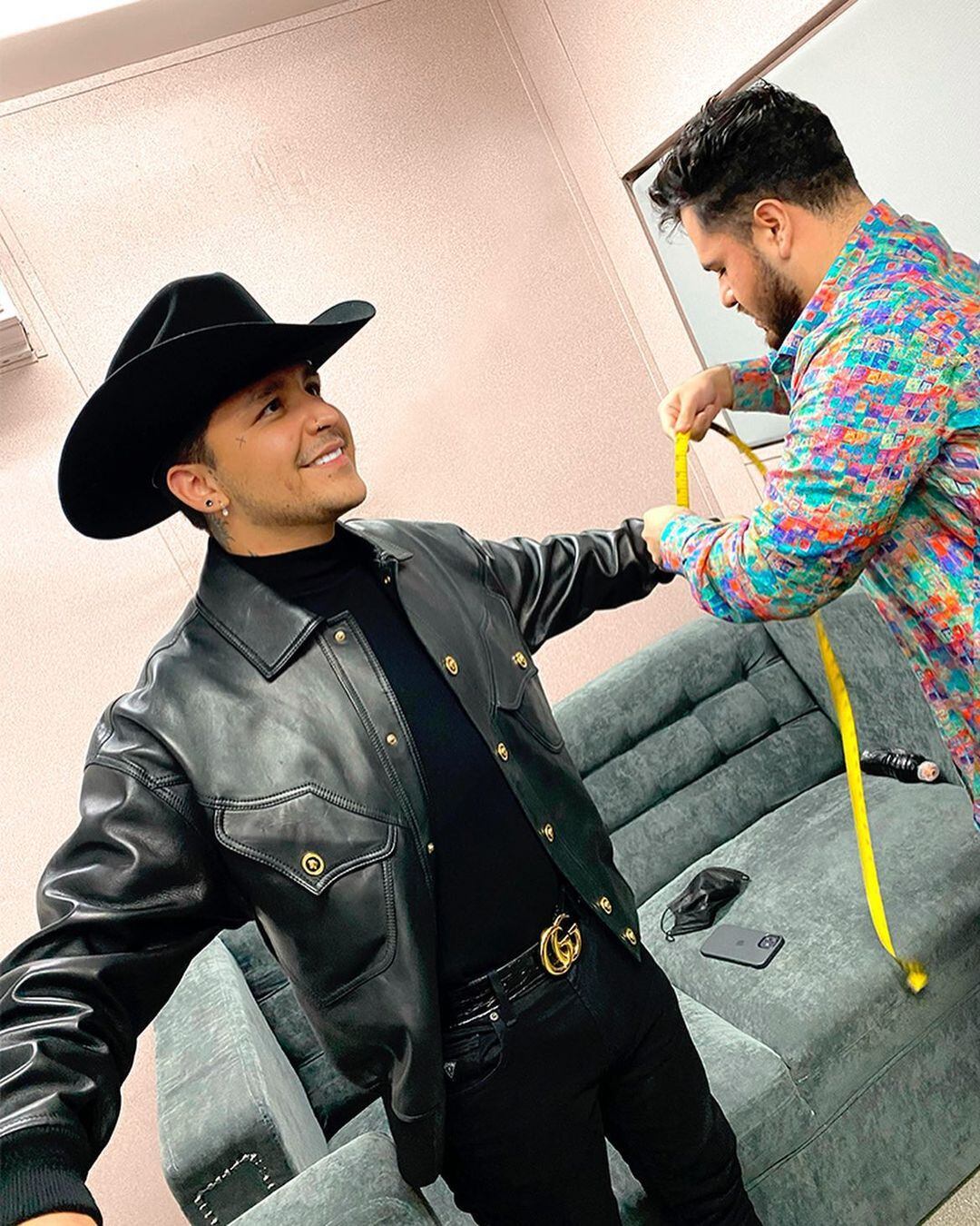 Christian Nodal ya está midiéndose el traje que usará en su boda con Belinda | En El Radar
