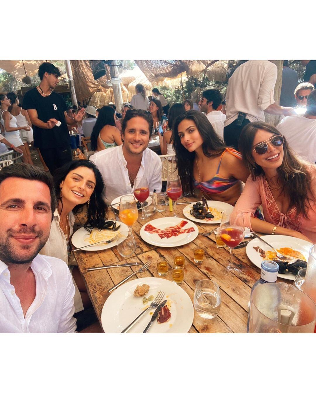 Aislin Derbez y Renata Notni presumen sus cuerpazos en las playas de Ibiza | En El Radar