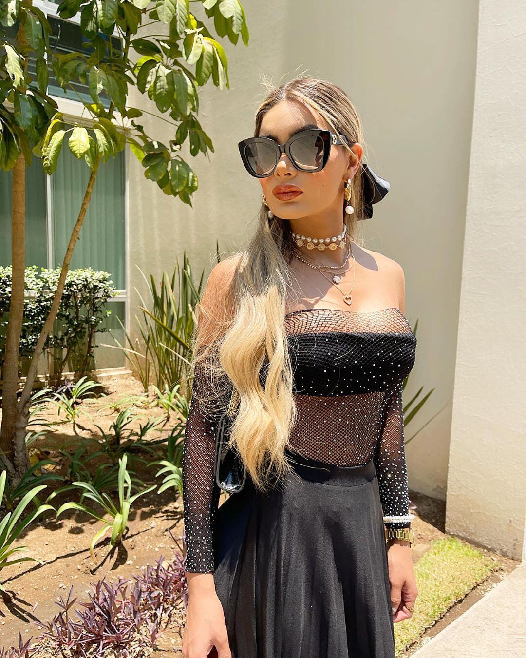 Jaylin Castellanos posa de espaldas con un body transparente y ...