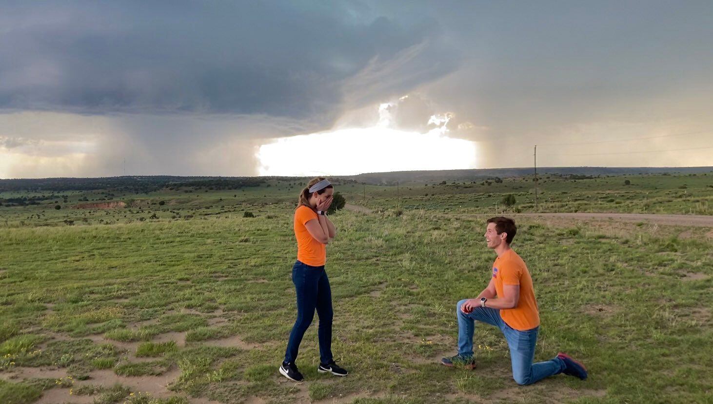 VIDEO VIRAL: ¡De locos! Meteorólogos se comprometen frente a enorme ...