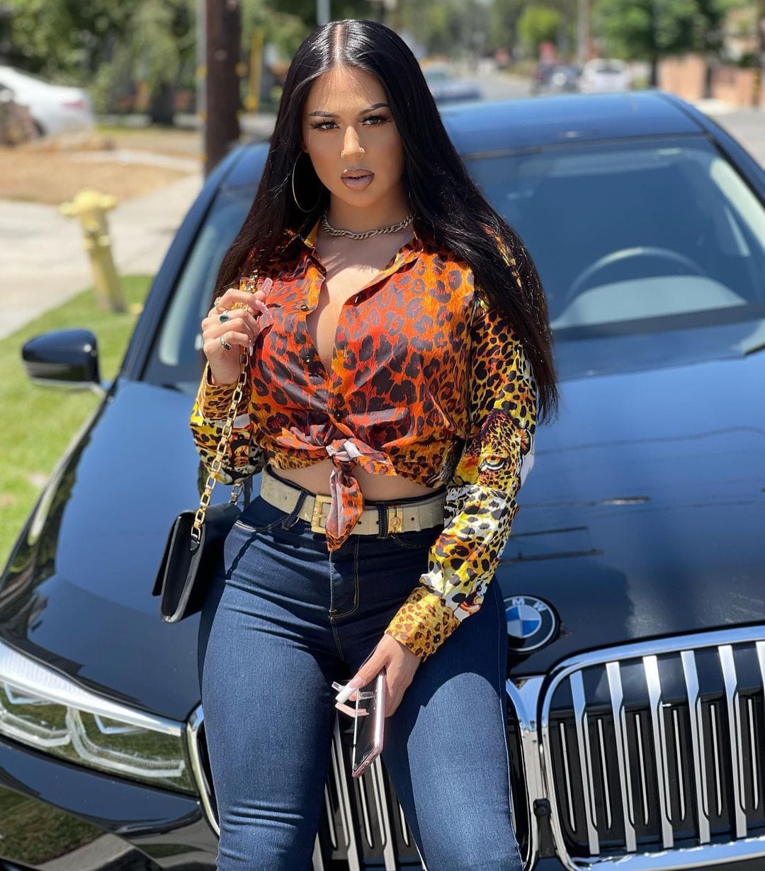 Al estilo de Thalía, Jenny 69 muestra sus encantos en Halloween | En El ...