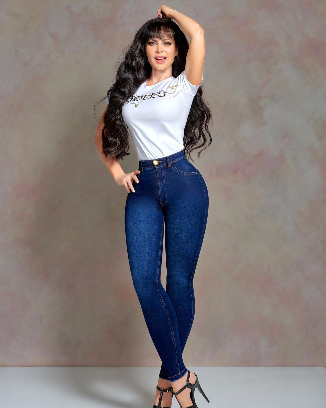 Maribel Guardia presume cinturita de avispa gracias a las fajas de Sol ...